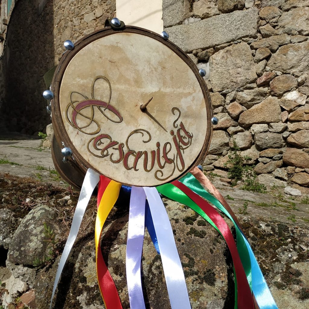 Zambomba tradicional, artesanal , pintada a mano.